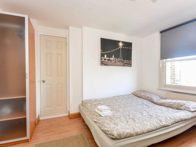Single furnished studio flat in Earl's Court