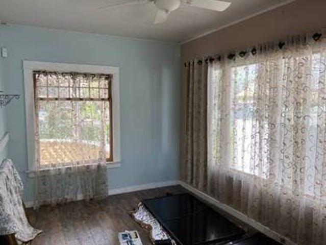 SINGLE IN HISTORIC HOME SAFE CLEAN