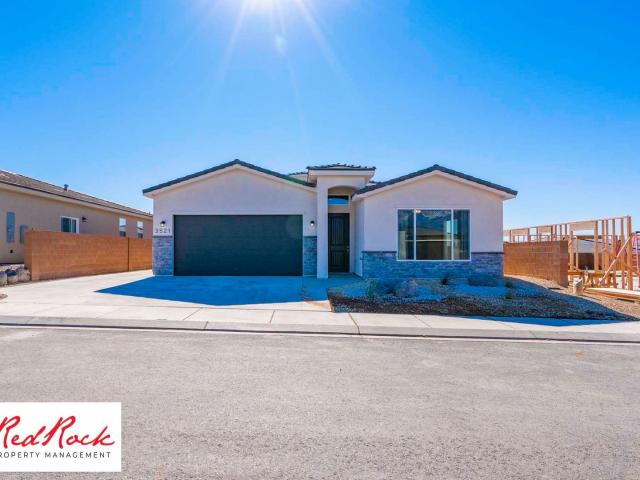 Single Level Home in Hurricane With an Attached Casita!
