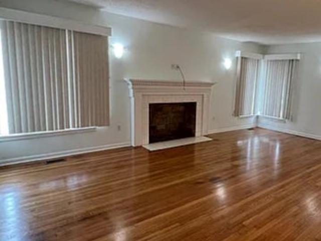 Single Professional Woman looking to rent a room
