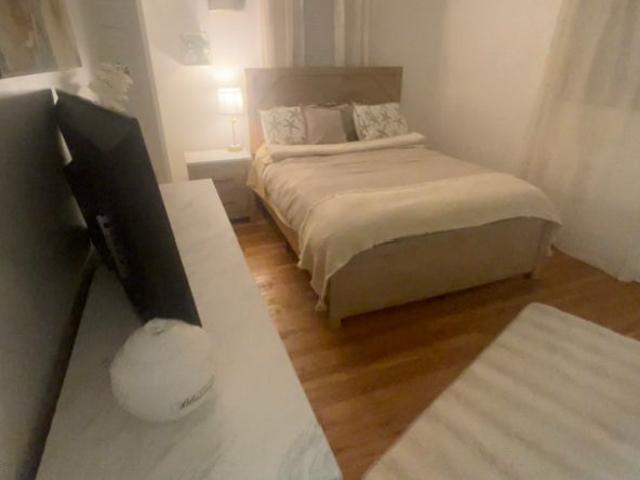 Single room w bathroom and walk in closet