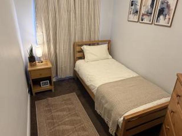 Single room with shared bathroom/use of kitchen