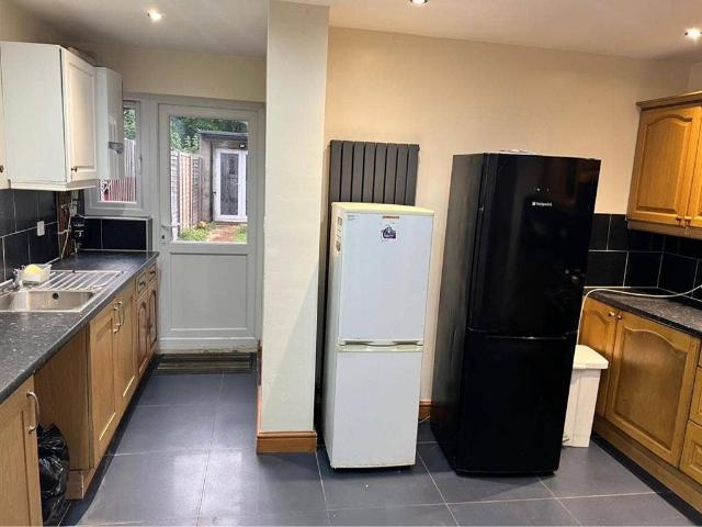 Single Room Available for Girl N9