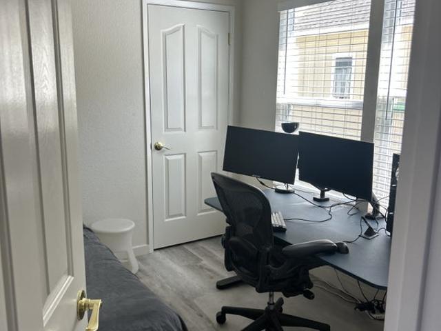 Single room available in Santa Cruz townhouse