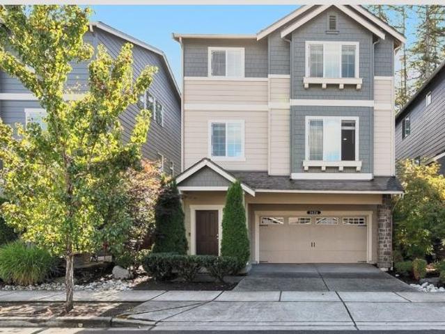 Single room for rent in spacious, modern home