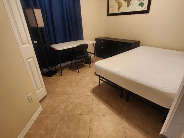 Single Room in 4 bed house in Orlando