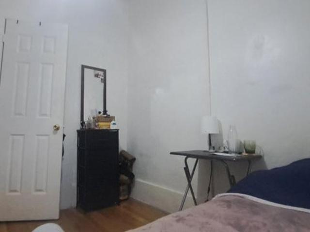 Single Room in 3 beds apartment in New York