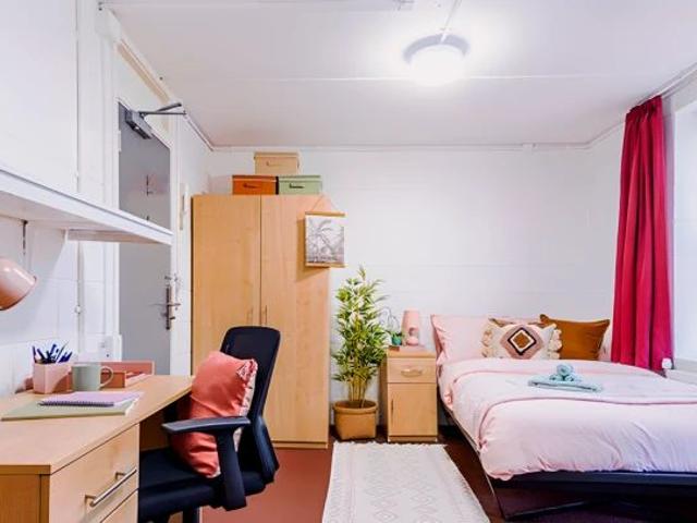 Single room in a 4 bedroom flat
