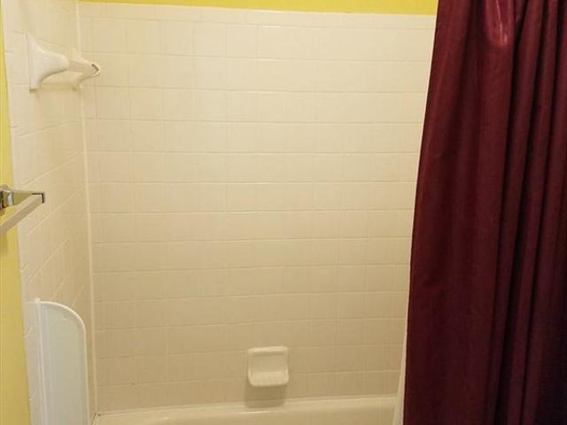 Single Room in large house in Matthews