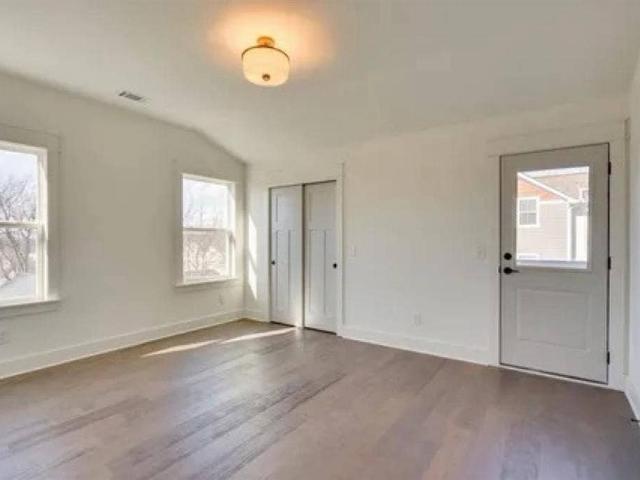Single Rooms July 1st $1100