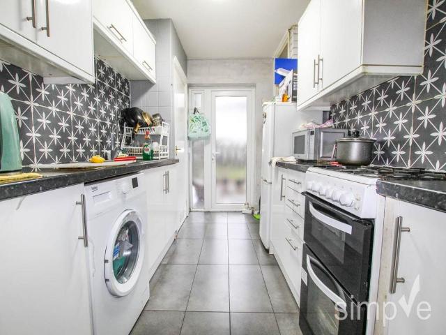 Singret Place, High Street, Cowley 3 bed house to rent £2,250 pcm £519 pw