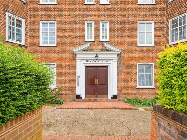 Sion Road, Twickenham TW1 2 bed flat to rent £2,400 pcm £554 pw