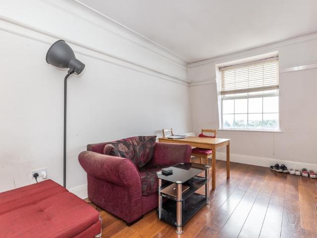 Sidmouth Road London NW2 4 bed apartment to rent £3,950 pcm £912 pw