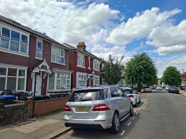 Sidney Avenue, London, N13 1 bed apartment to rent £1,650 pcm £381 pw