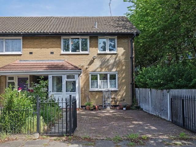 Sidney Square, E1, Whitechapel. 2 bed end of terrace house to rent £3,000 pcm £692 pw