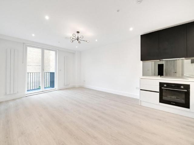 Sidney Street, Whitechapel, London 3 bed apartment to rent £3,400 pcm £785 pw