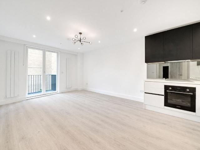Sidney Street, Whitechapel, London E1, 3 bed flat to rent, £3,500 pcm | PrimeLocation