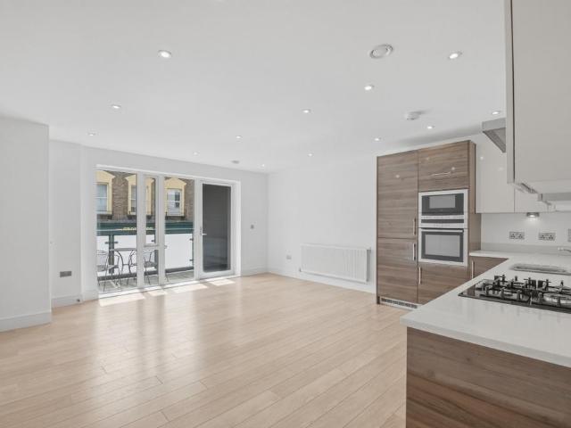 Sidney Road, Brixton, London, SW9 2 bed flat to rent £2,750 pcm £635 pw