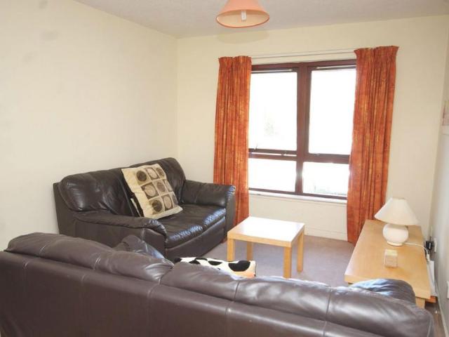 Sienna Gardens, Sciennes, Edinburgh 3 bed flat to rent £2,350 pcm £542 pw