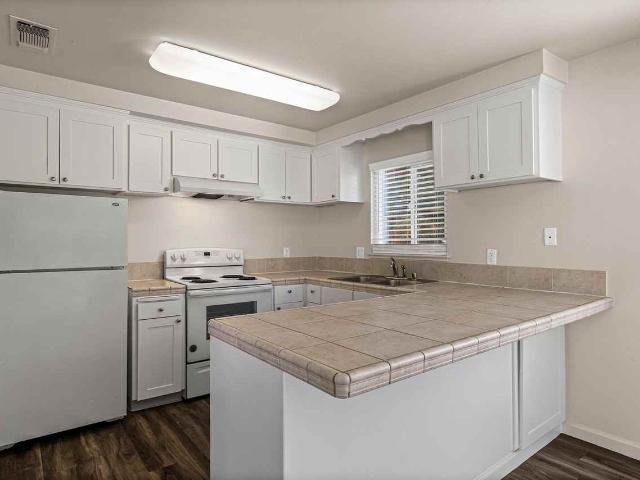 Sierra Manor Apartments: Great Location and Exceptional Amenities 2 Bedroom Apartment for Rent at 1836 Laburnum Avenue, Chico, CA 95926 The Avenues