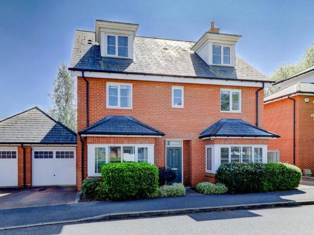 Sierra Road, Buckinghamshire HP11 5 bed detached house to rent £3,500 pcm £808 pw