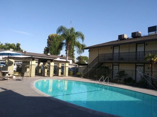 Sierra View 3 Bedroom Apartment for Rent at 3294 E Dakota Ave, Fresno, CA 93726 McLane