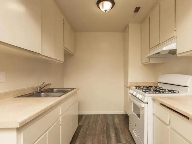 Sierra View 3 Bedroom Apartment for Rent at 3294 E Dakota Ave, Fresno, CA 93726 McLane