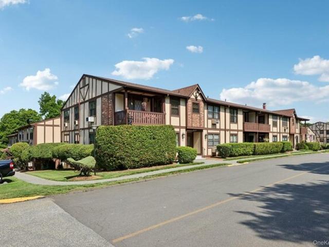 Sierra Vista Ln, Valley Cottage, Condo For Sale