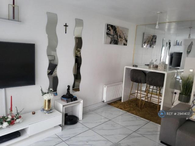 Signet Square, Coventry, CV2 3 bed semi detached house to rent £1,485 pcm £343 pw