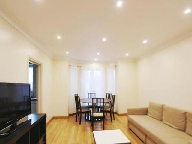 Silver Crescent, London, 2 Bedroom Flat