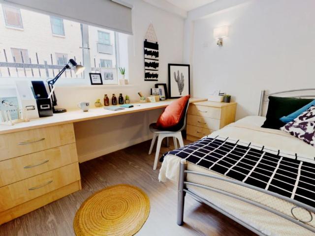 Silver En Suite