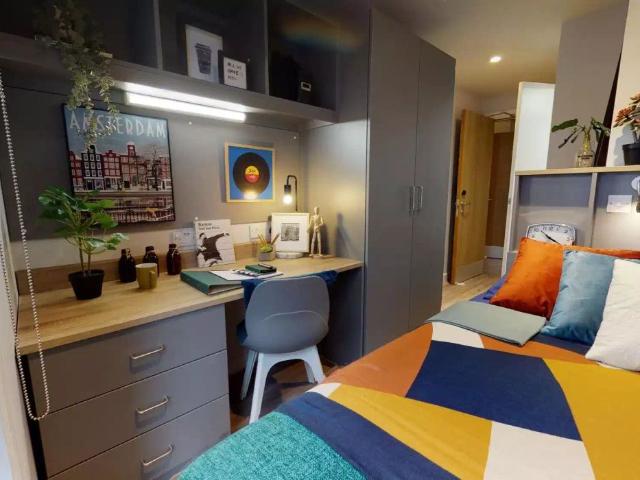 Silver En Suite