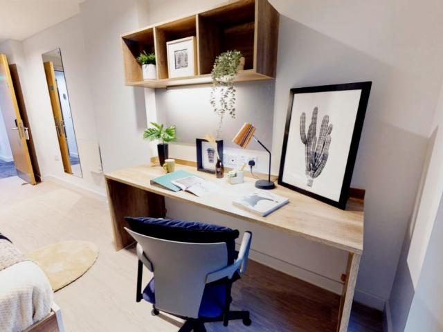 Silver En Suite