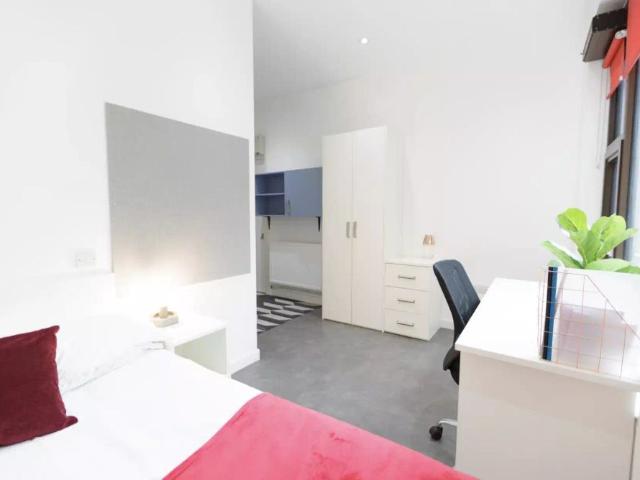 Silver En suite Access