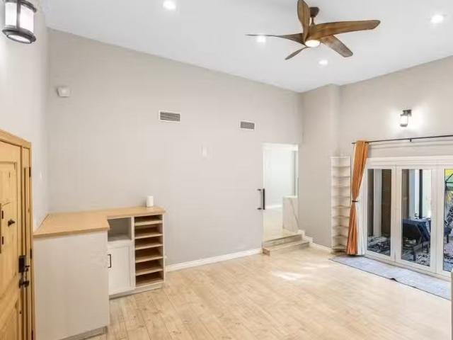 Silver Lake 3/2 Parking & Serenity 2516 Montana St #2516