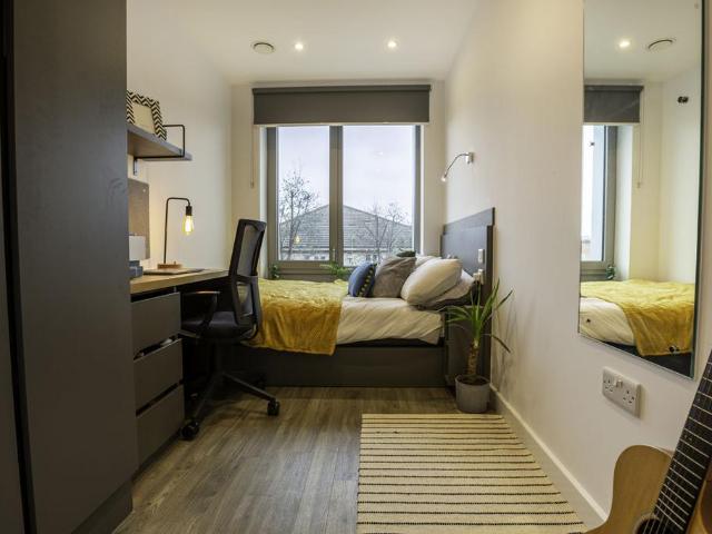 Silver Skyline En Suite at Great. 1 bed private hall to rent £1,365 pcm £315 pw