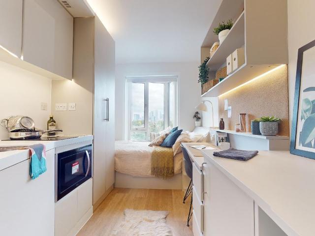 Silver Studio Deluxe, at iQ East Court