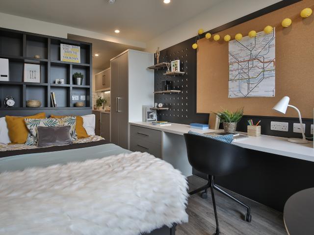 Silver Studio Plus, at iQ Shoreditch