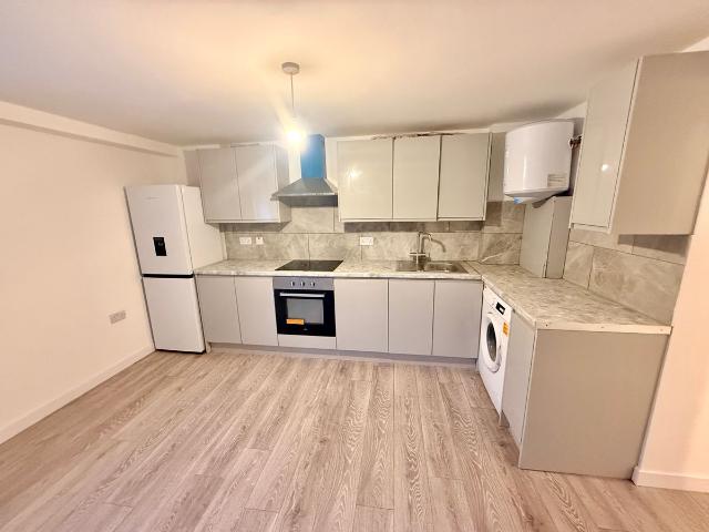 Silver Street, Kettering NN16, 2 bed flat to rent, £1,300 pcm | PrimeLocation