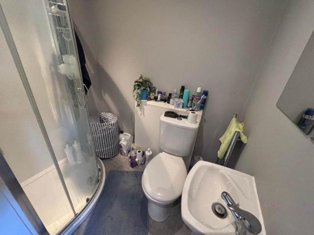 Silver Royd Hill room 6, Armley, Leeds