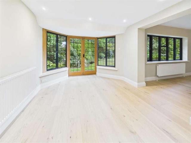 Silverdale Avenue, Walton on thames, KT12
