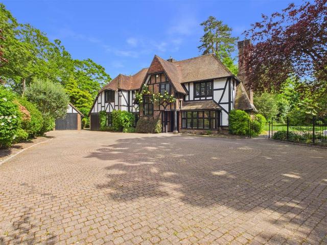 Silverdale Avenue, Walton On Thames 5 bed detached house to rent £10,000 pcm £2,308 pw
