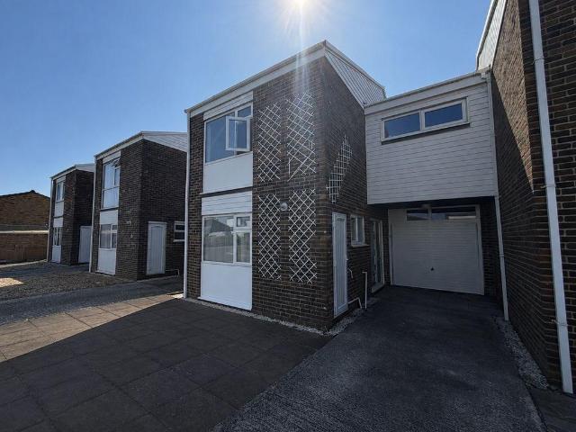 Silverdale Close, Bognor Regis 3 bed terraced house to rent £1,895 pcm £437 pw