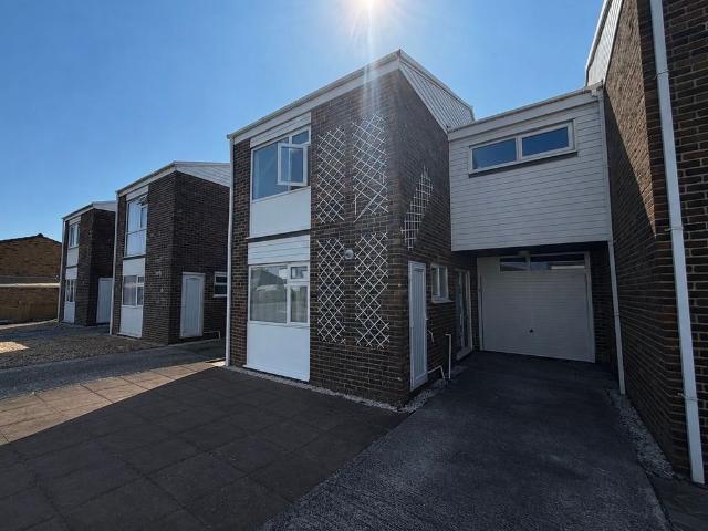 Silverdale Close, Bognor Regis PO21, 3 bed terraced house to rent, £1,895 pcm | PrimeLocation