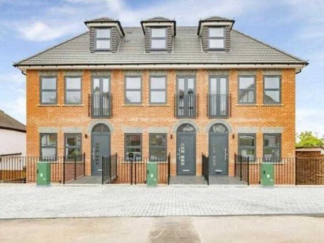 Silverdale Road, Bushey, WD23. 4 bed terraced house to rent £3,500 pcm £808 pw