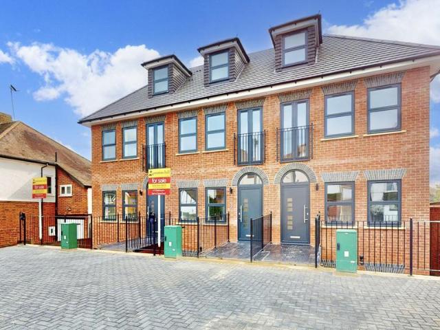 Silverdale Road, Bushey WD23 5 bed semi detached house to rent £3,350 pcm £773 pw