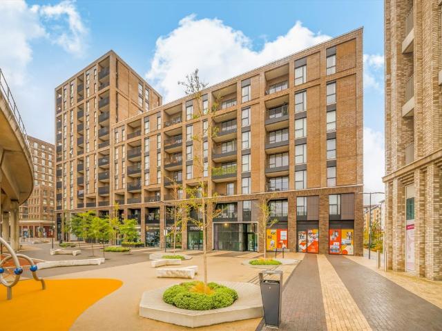 Silley Weir Promenade, Gallions Reach E16, 2 bed flat to rent, £2,400 pcm | PrimeLocation