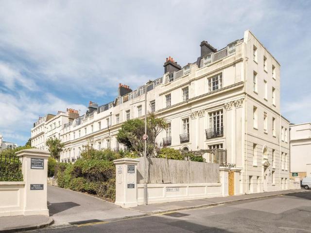 Sillwood Place, Brighton, East. 1 bed flat to rent £1,375 pcm £317 pw