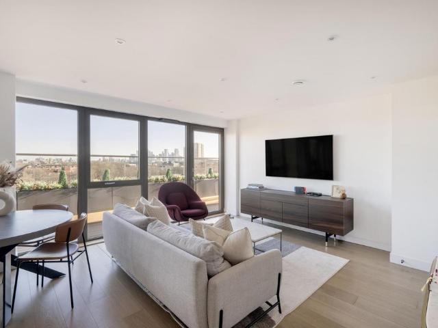 Sirus House, Hemming Street, London E1 3 bed apartment to rent £4,498 pcm £1,038 pw