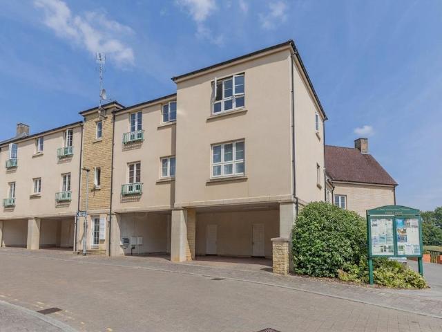 Sir Bernard Lovell Road, Malmesbury. 2 bed flat to rent £1,100 pcm £254 pw